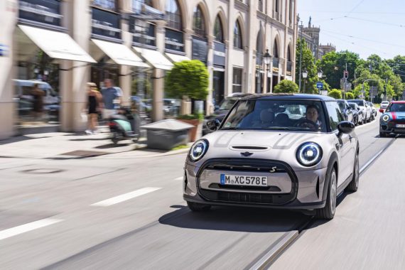 Wunderschone Mini Cooper Se Elektrifizierende Fahrfreude Im Klassischen Stilfeed